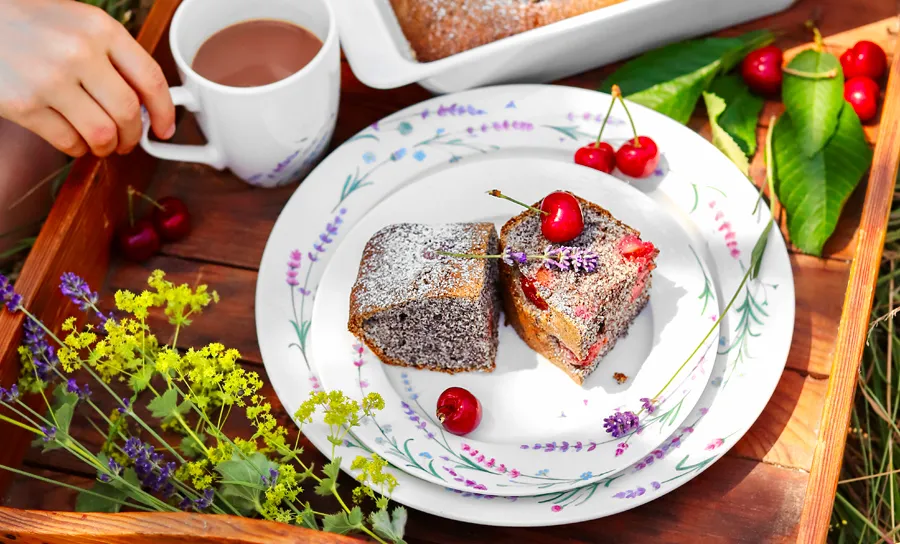 Servizi di piatti, tazze e complementi